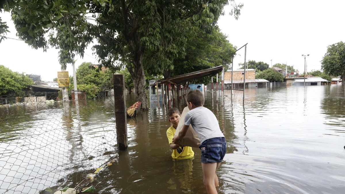 Decenas De Miles De Evacuados Por Inundaciones En Sudamérica